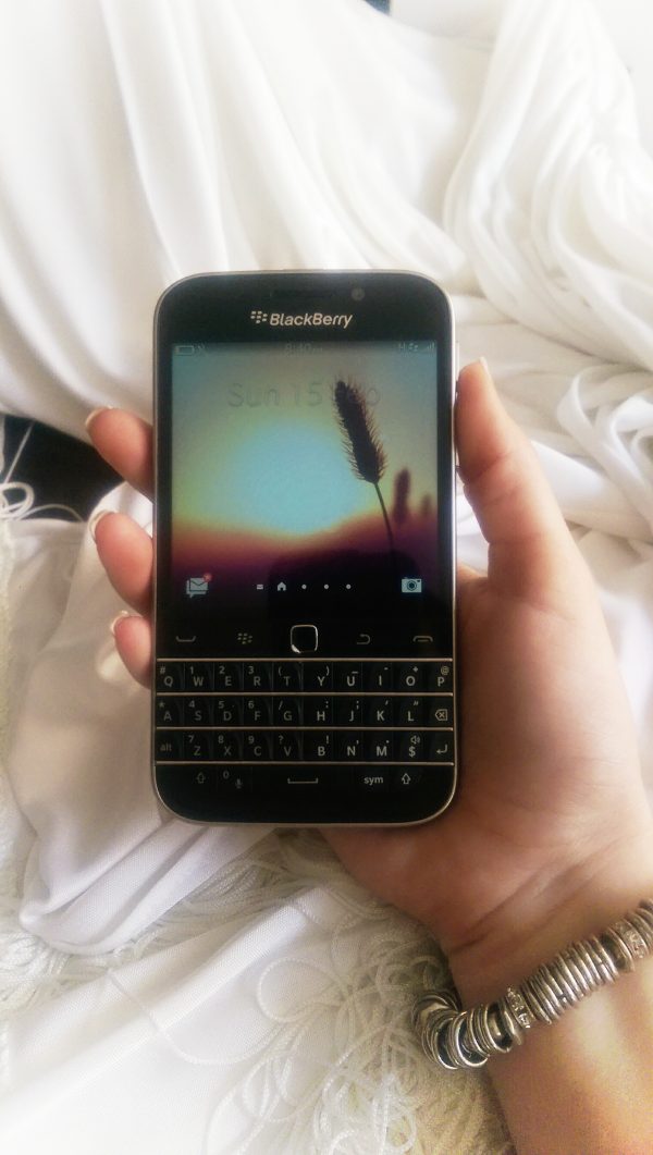 How cool is old school? We review the Blackberry Classic - Tech Girl